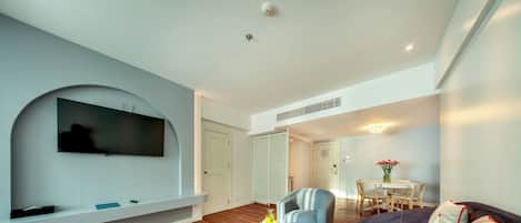 Jomtien Suite Sea View Jomtien Wing | Escrivaninha, espaço de trabalho para notebook, Wi-Fi de cortesia