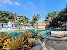 Piscina exterior, guarda-sóis, espreguiçadeiras 