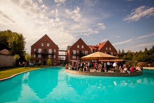 Piscina externa sazonal, funciona das 7h às 22h, guarda-sóis