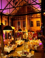 2 restaurantes, café da manhã, local e internacional