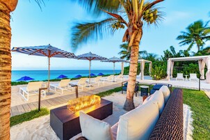 Terraço com espreguiçadeiras