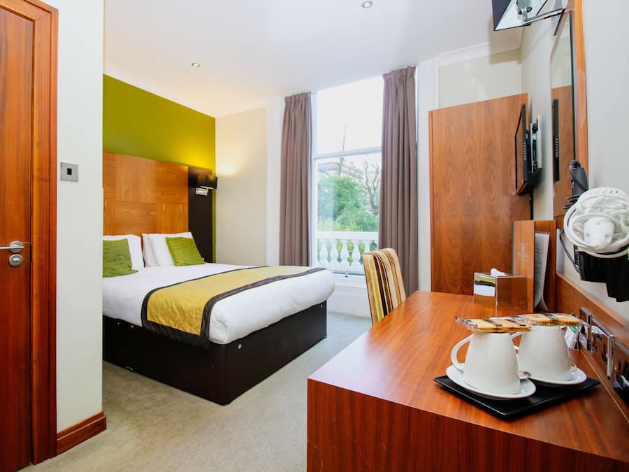 Quarto casal | Cofres nos quartos, escrivaninha, espaço de trabalho para notebook