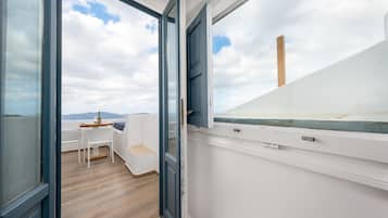 Loft Suite with Plunge Pool & Caldera View | Terraço/pátio interior