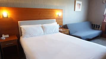 Quarto casal executivo | Cofres nos quartos, escrivaninha, ferros/tábuas de passar roupa