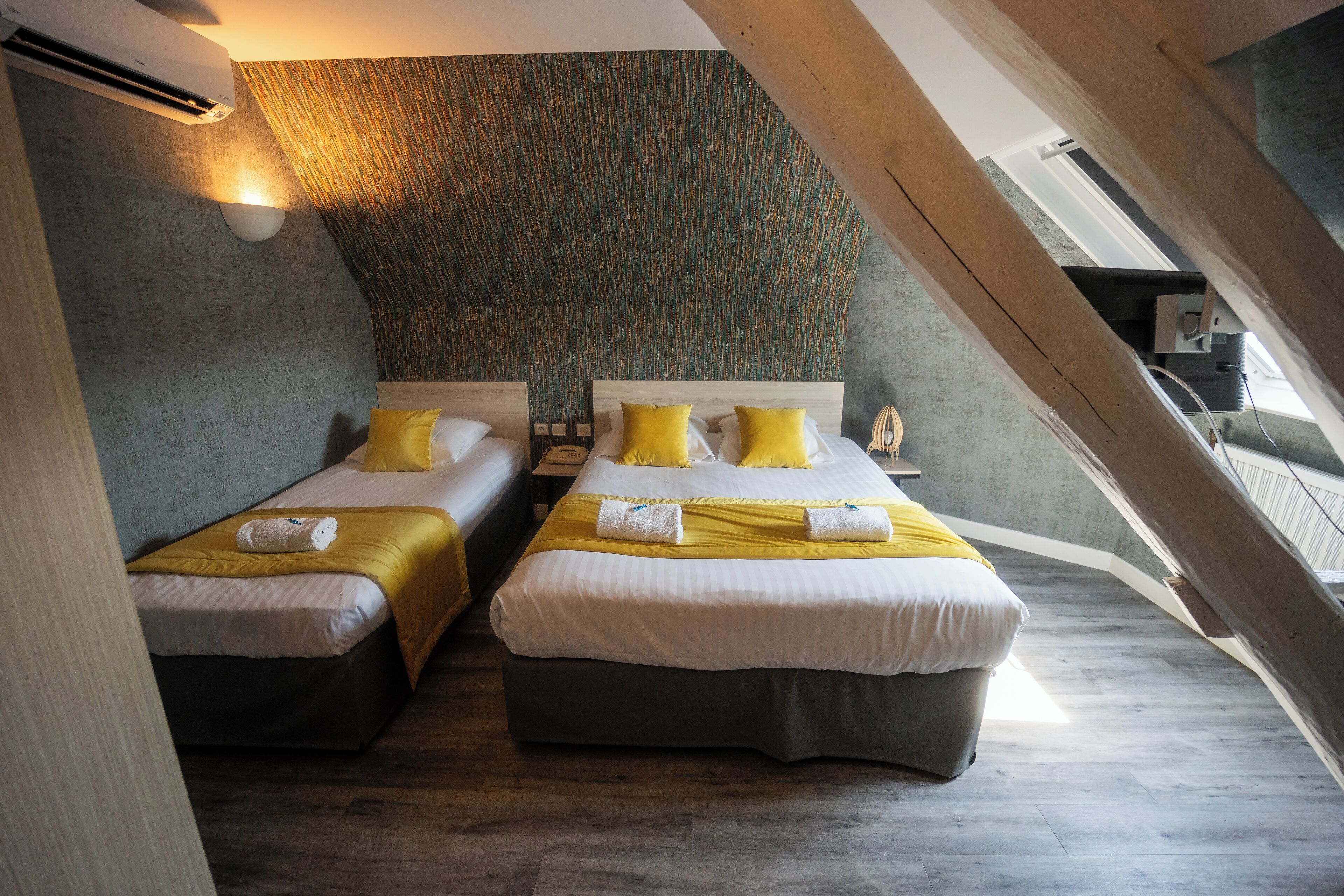 Quarto triplo standard | Individualmente decorados, individualmente mobiliados, escrivaninha