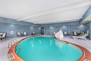 Piscina interna, espreguiçadeiras