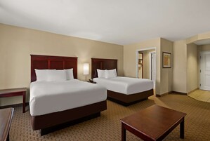 Suite, várias camas, acessível, não fumadores (Efficiency) | Camas de colchão pillowtop, secretária, ferro/tábua de engomar 