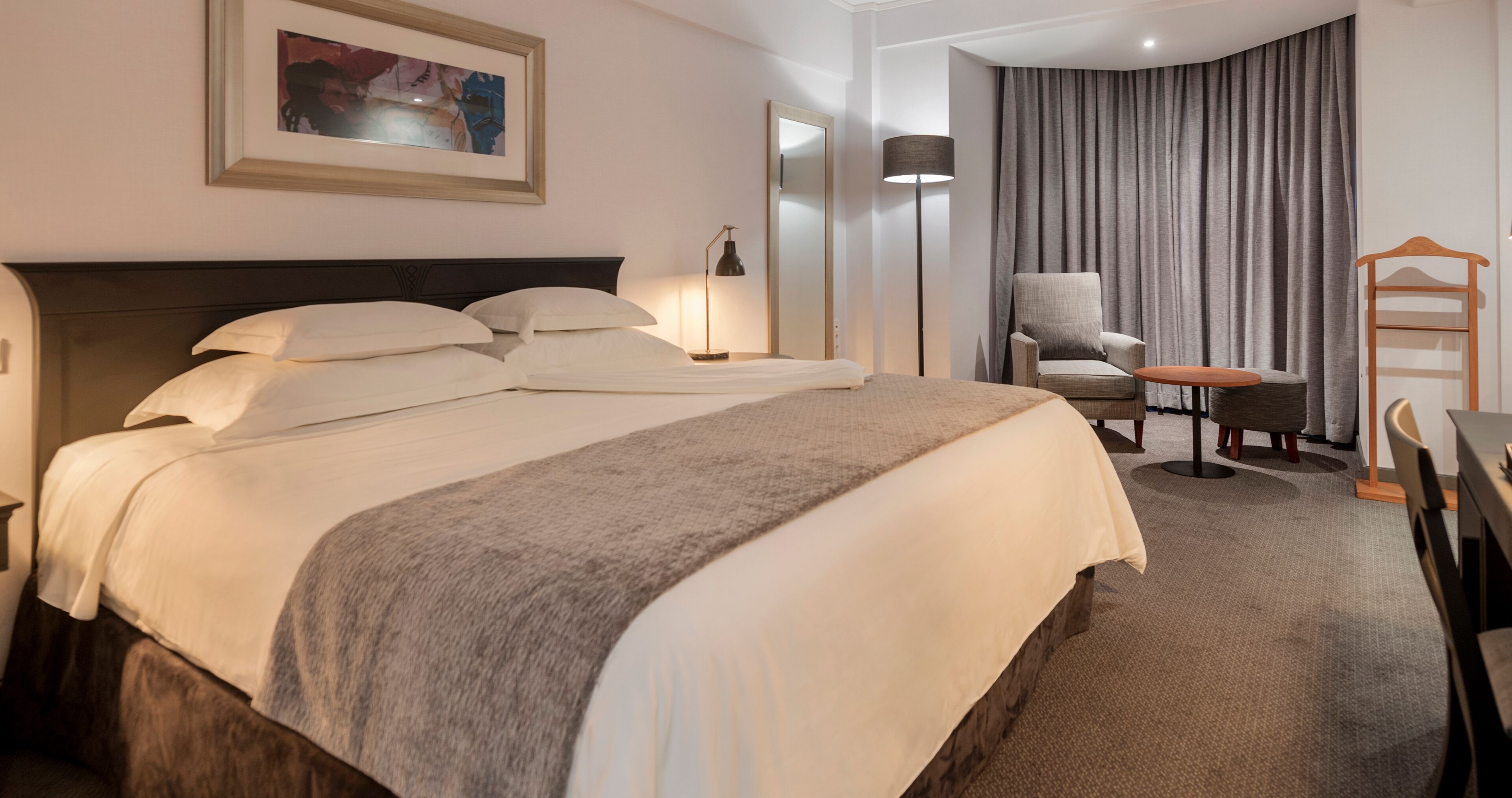 Roupas de cama premium, frigobar, cofres nos quartos, escrivaninha