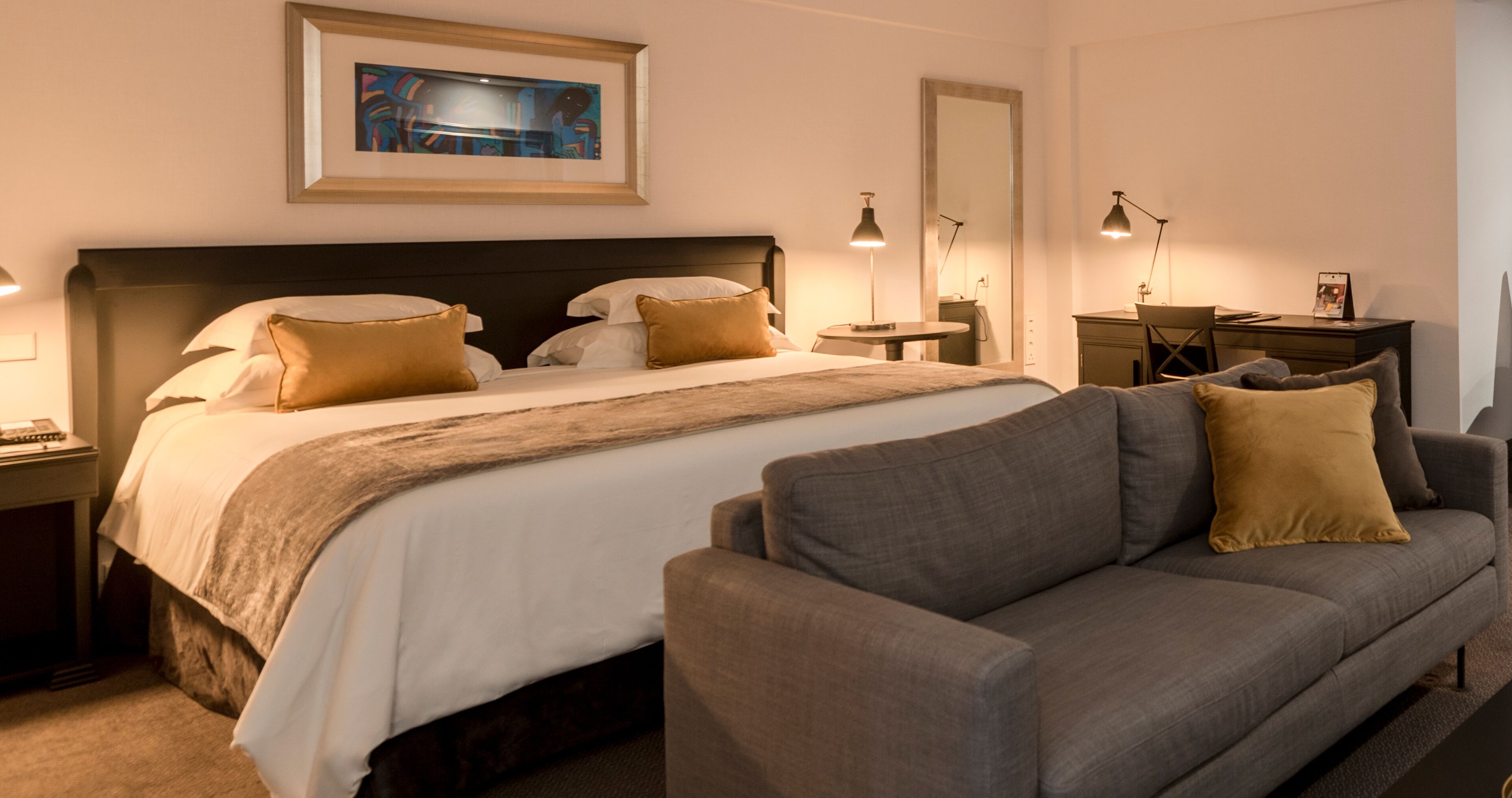 Roupas de cama premium, frigobar, cofres nos quartos, escrivaninha