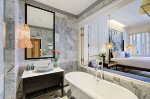 Artigos de higiene pessoal grátis, um secador de cabelo, roupões 