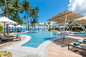 2 piscinas externas, funciona das 7h às 19h, guarda-sóis