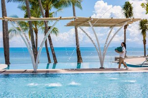 2 piscinas externas, funciona das 7h às 19h, guarda-sóis