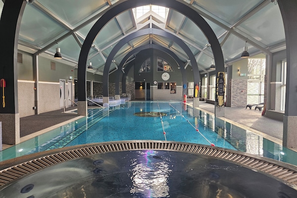 Piscina interna, funciona das 6h30 às 21h30, espreguiçadeiras