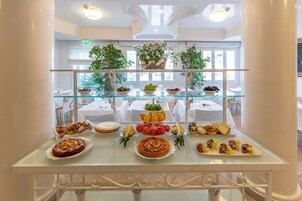 Café da manhã continental todos os dias (EUR 8 por pessoa) 