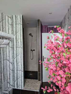 Quarto Twin Superior | Casa de banho | Um secador de cabelo, toalhas fornecidas, champô, papel higiénico 