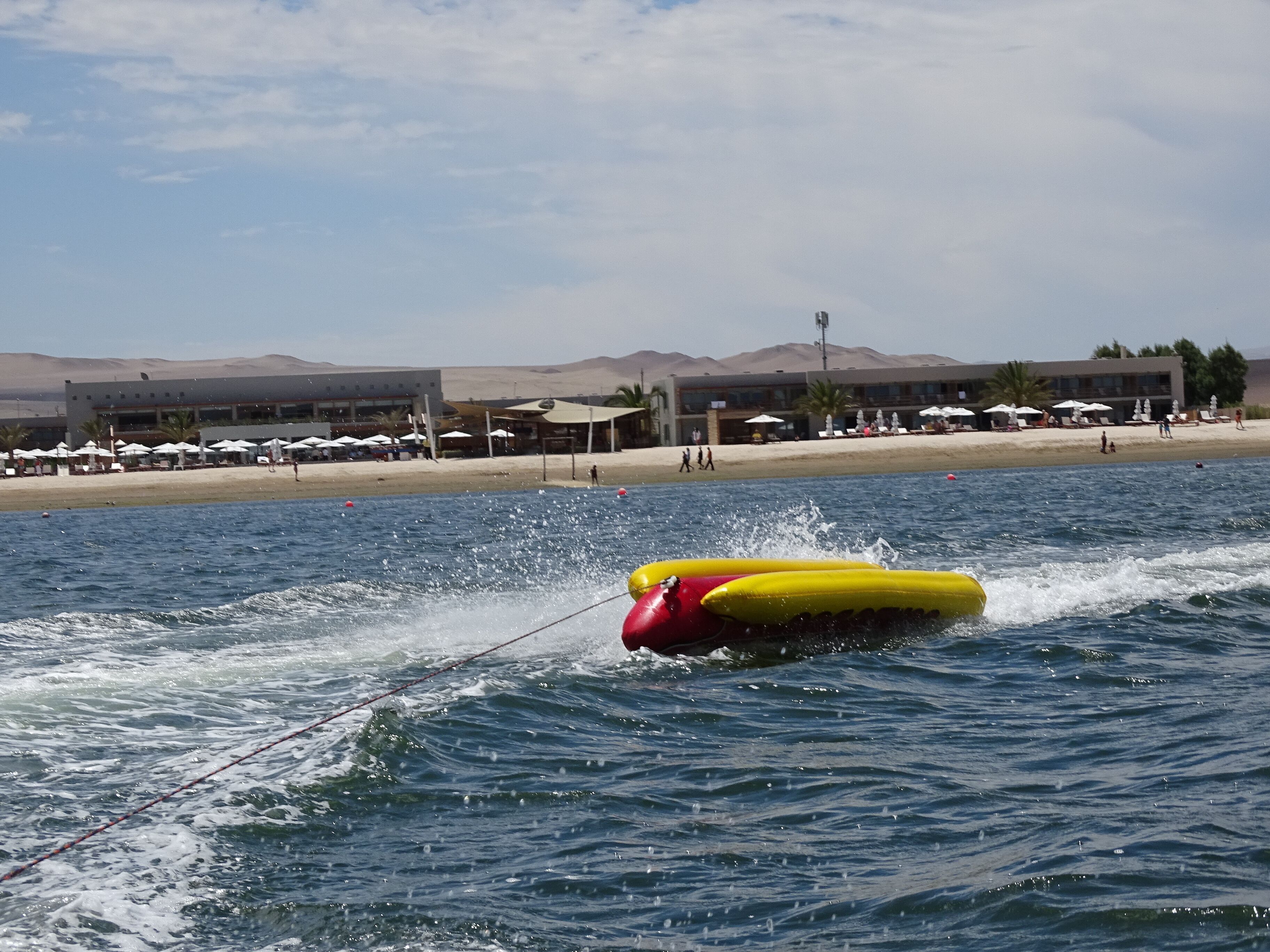 Atividade de esportes aquáticos com balsa e prancha de wakeboard.