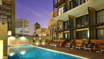 Piscina externa, guarda-sóis, espreguiçadeiras