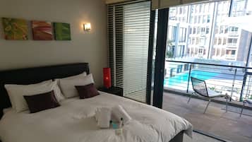 Apartamento, 2 quartos | 2 quartos, cofre no quarto, com decoração personalizada