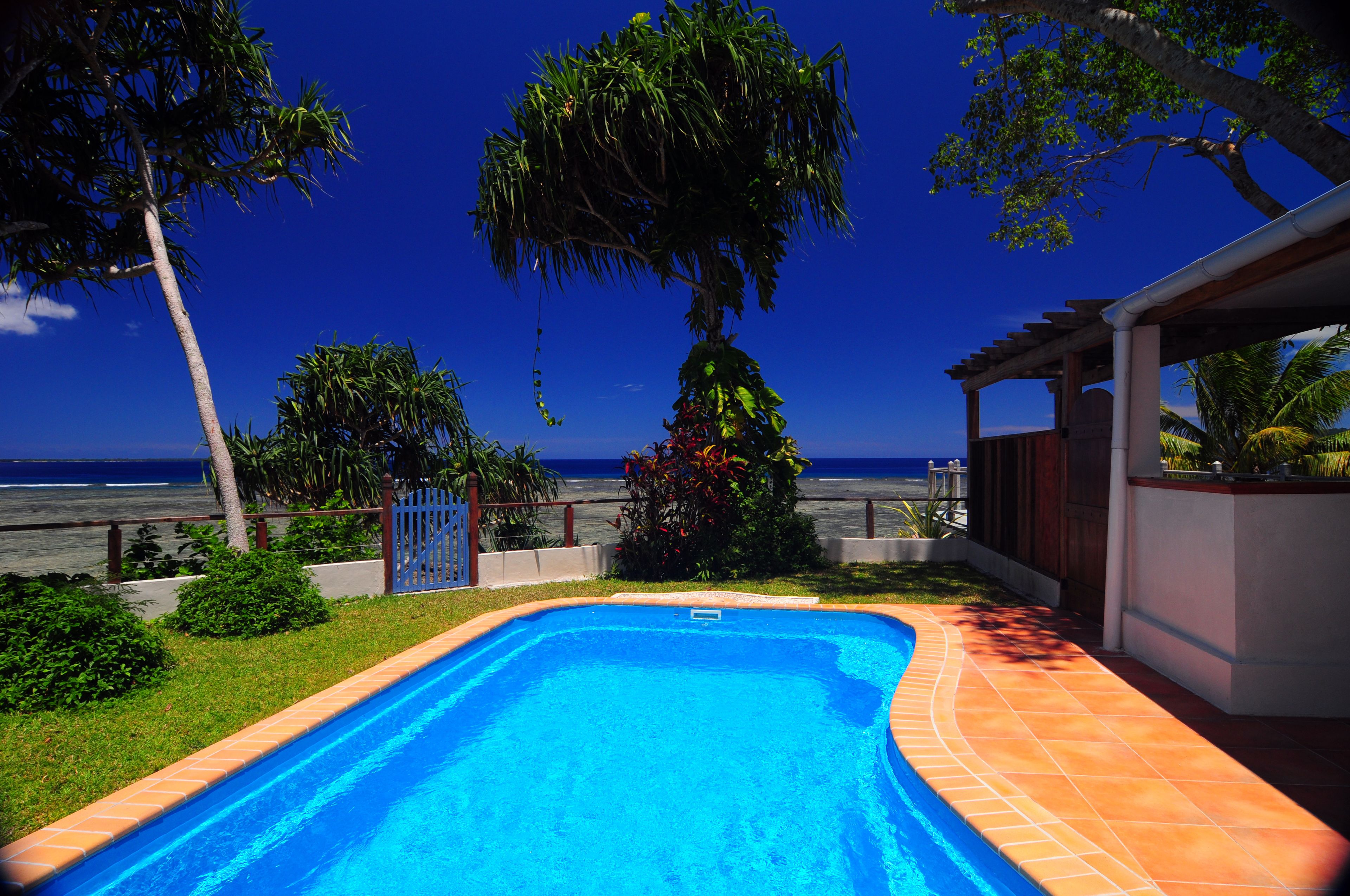 Piscina externa, guarda-sóis, espreguiçadeiras