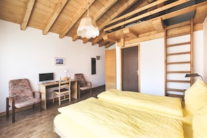 Escrivaninha, berços grátis, Wi-Fi de cortesia, roupa de cama
