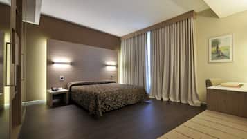 Minibar, cofre no quarto, secretária, cortinas/cortinados opacos