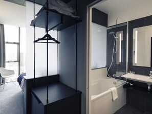 Minibar, cofre no quarto, secretária, cortinas/cortinados opacos 
