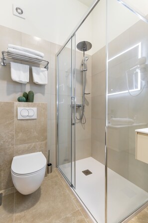 Apartamento standard | Banheiro | Banheira, banheira de imersão, produtos de toalete biodegradáveis 