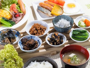 Diversos pratos, incluindo arroz, legumes e carne, indicando um ambiente de refeição.