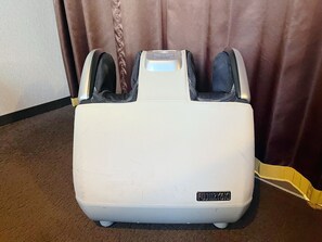 Uma cadeira de massagem com painel de controle e a marca da fabricante.