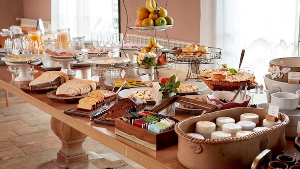 Buffet com diversos alimentos e bebidas.