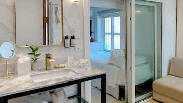 Quarto triplo família | 1 quarto, roupas de cama premium, frigobar, cofres nos quartos