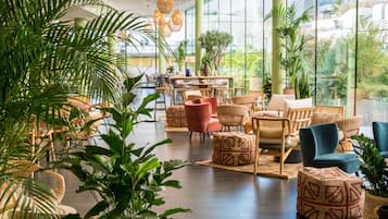 Pequenos-almoços, almoços, jantares servidos, com vista para o jardim