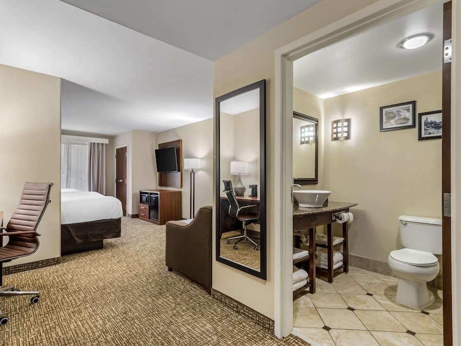 Suíte, 1 cama King, para não fumantes | Cofres nos quartos, escrivaninha, espaço de trabalho para notebook