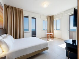 Quarto Duplo, vista para o mar | Secretária, Wi-fi grátis, roupa de cama fornecida