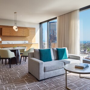 Suite, 2 quartos, vista para a baía | Sala | Televisor LCD de 55 polegadas com canais digitais, televisor 