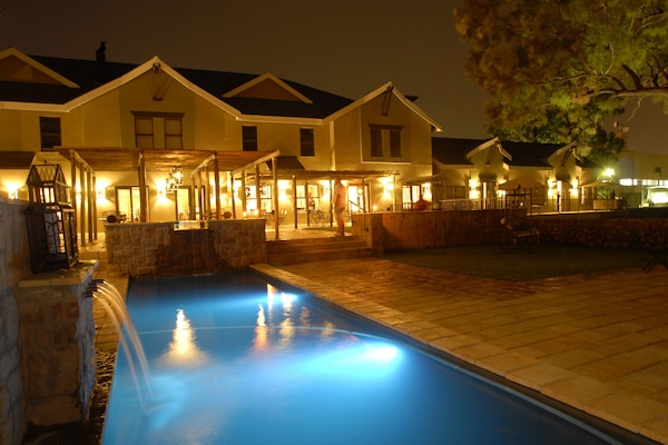 Piscina exterior, guarda-sóis, espreguiçadeiras