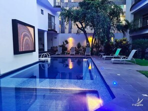 2 piscinas externas, funciona das 9h às 22h, espreguiçadeiras