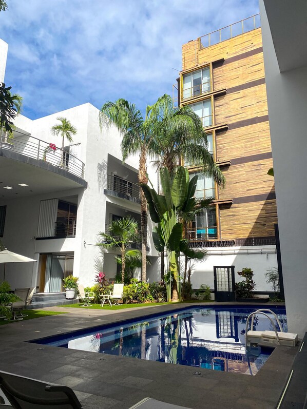 2 piscinas externas, funciona das 9h às 22h, espreguiçadeiras