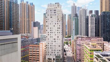 Um edifício alto com o nome 'DORSETT' em destaque.