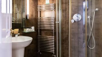 Quarto Duplo Básico | Casa de banho | Um polibã, artigos de higiene pessoal grátis, um secador de cabelo