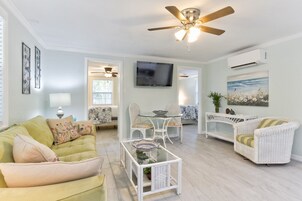 Two Bedroom Cottage #1839 | Sala de estar | Smart TV de 32 polegadas com canais digitais, televisor 