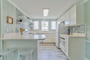 One Bedroom Waterfront Cottage #1821 | Cozinha privada | Um frigorífico, um micro-ondas, um forno, uma placa de cozinha 
