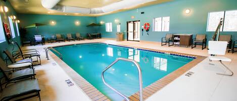 Piscina com boia salva-vidas, cadeiras e vestiário.