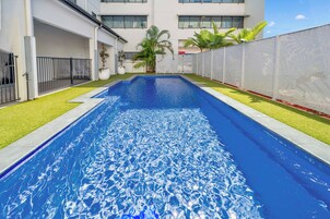 Piscina externa, funciona das 6h às 22h, espreguiçadeiras