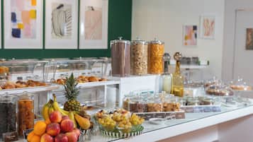 Pequeno-almoço tipo buffet diário (15 EUR por pessoa)