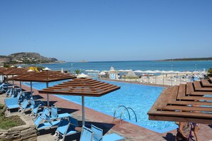 Piscina exterior, guarda-sóis, espreguiçadeiras 