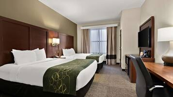 Suite, várias camas, não fumadores | 1 quarto, roupa hipoalergénica, secretária, ferro/tábua de engomar