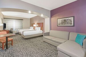 Suíte luxo, 2 camas Queen, para não fumantes | Roupas de cama premium, escrivaninha, cortinas blackout