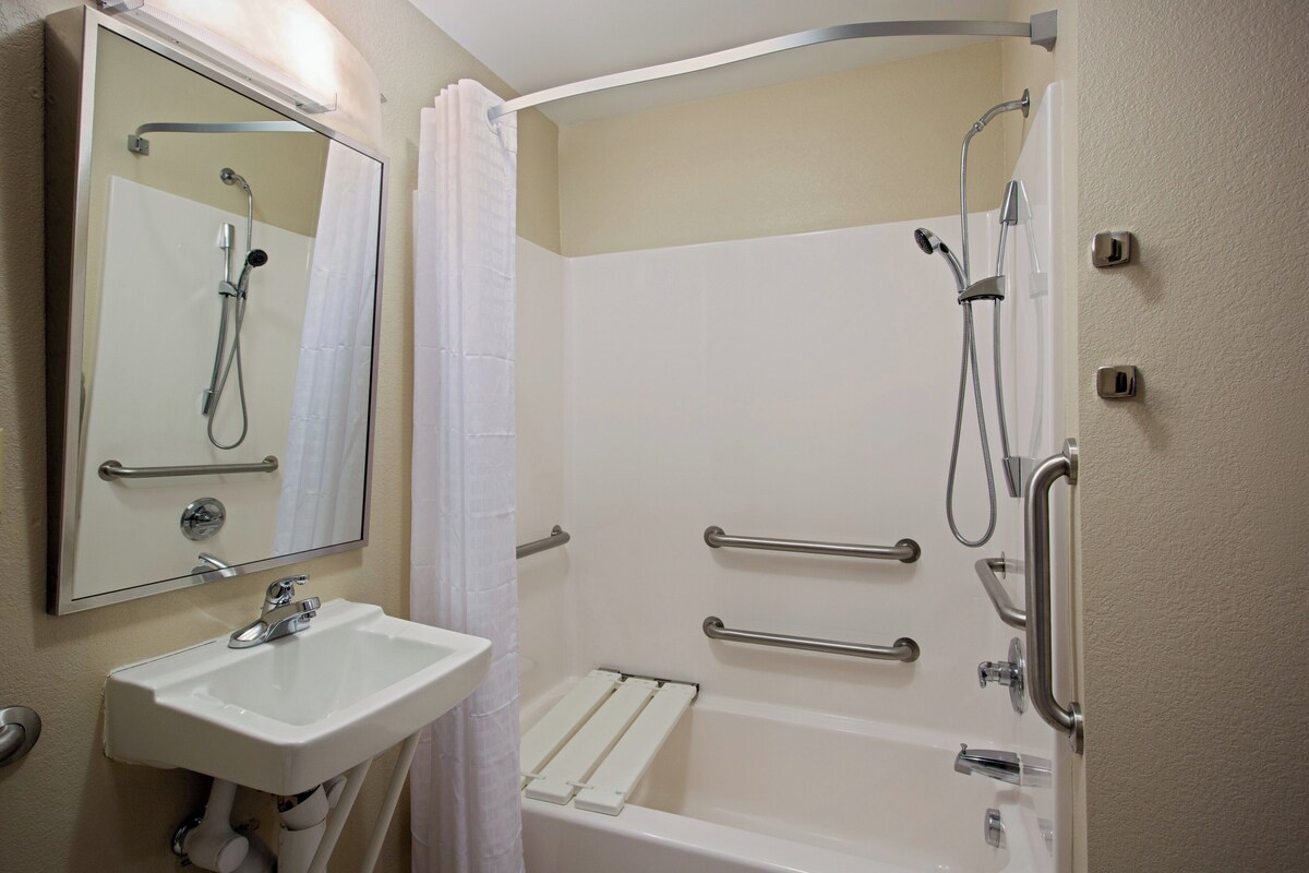 Suite, 1 quarto, acessível (Mobility) | Secretária, secretária adequada para computadores portáteis 