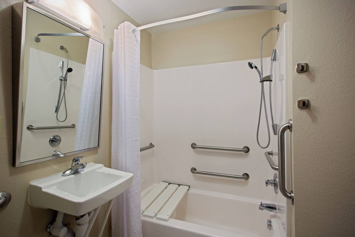 Suite, 1 quarto, acessível (Mobility) | Secretária, secretária adequada para computadores portáteis 
